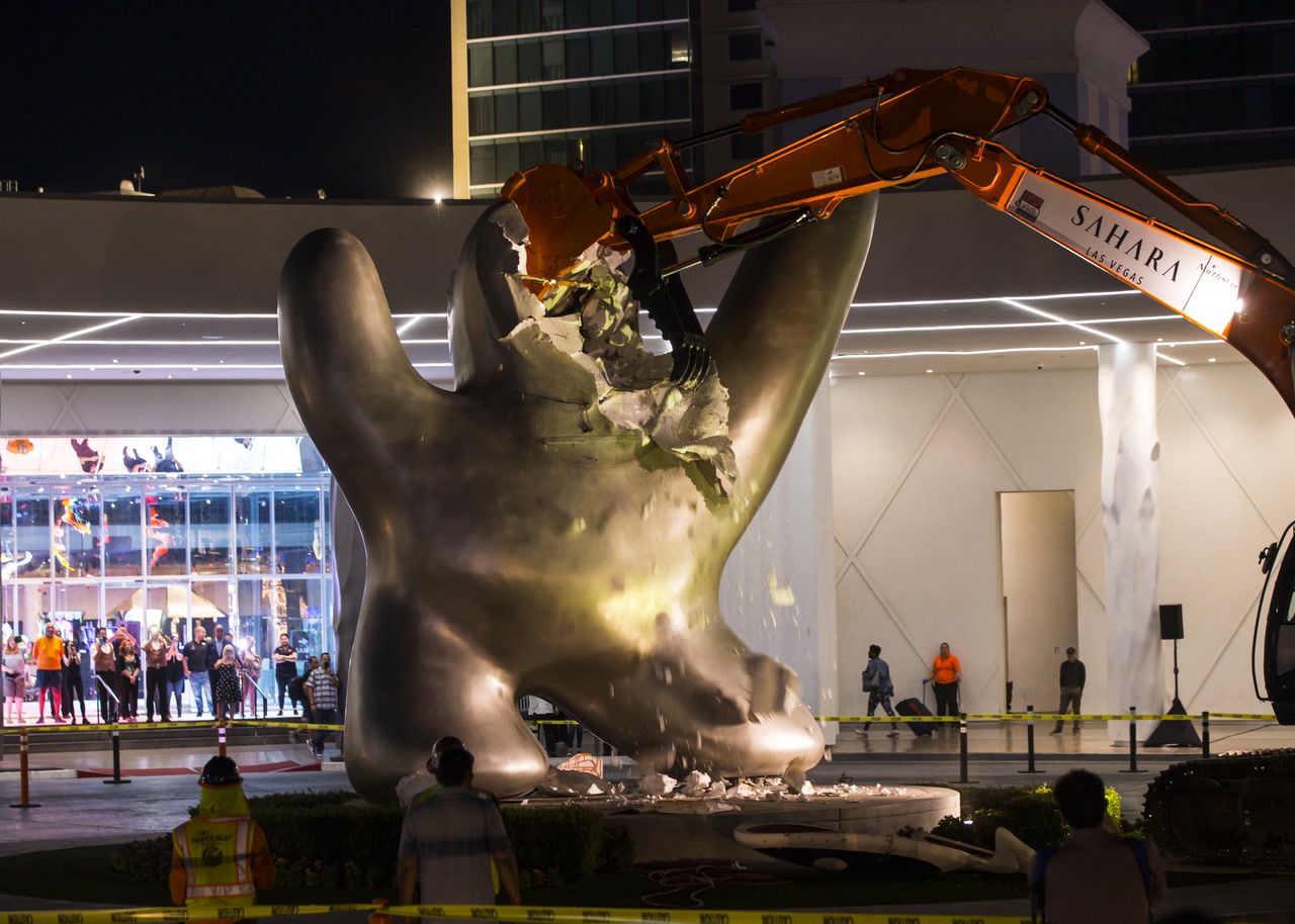 SLS/Sahara Las Vegas says goodbye to ‘Sam by Starck’ statue — VIDEO | Kats!