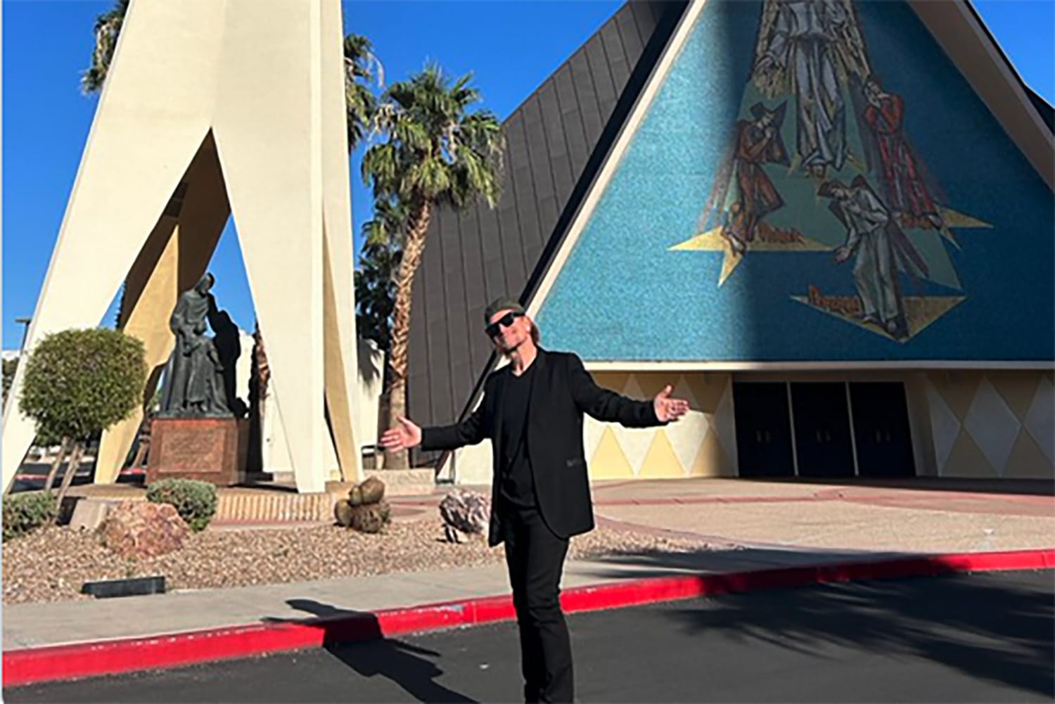 U2’s Bono worships at legendary Vegas church | Kats!