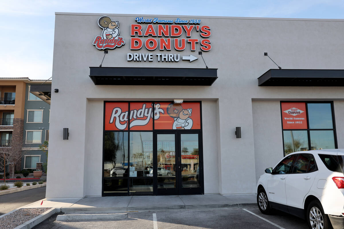 Randy’s Donuts opens new store in southwest Las Vegas | Dining Out